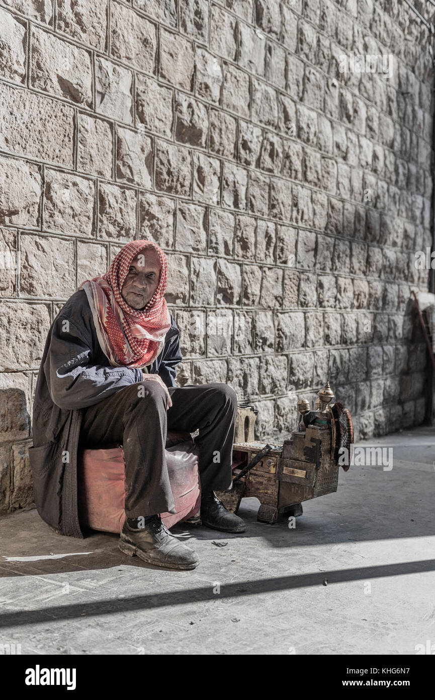Shoe shine man hi-res stock photography and images - Alamy