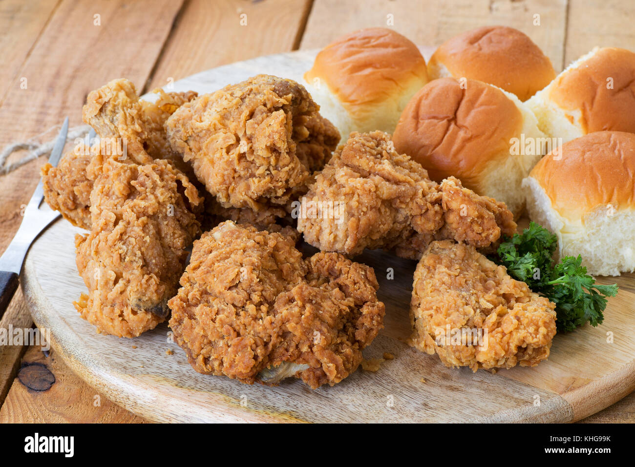 Fried chicken and dinner rolls on a wooden platter Stock Photo - Alamy