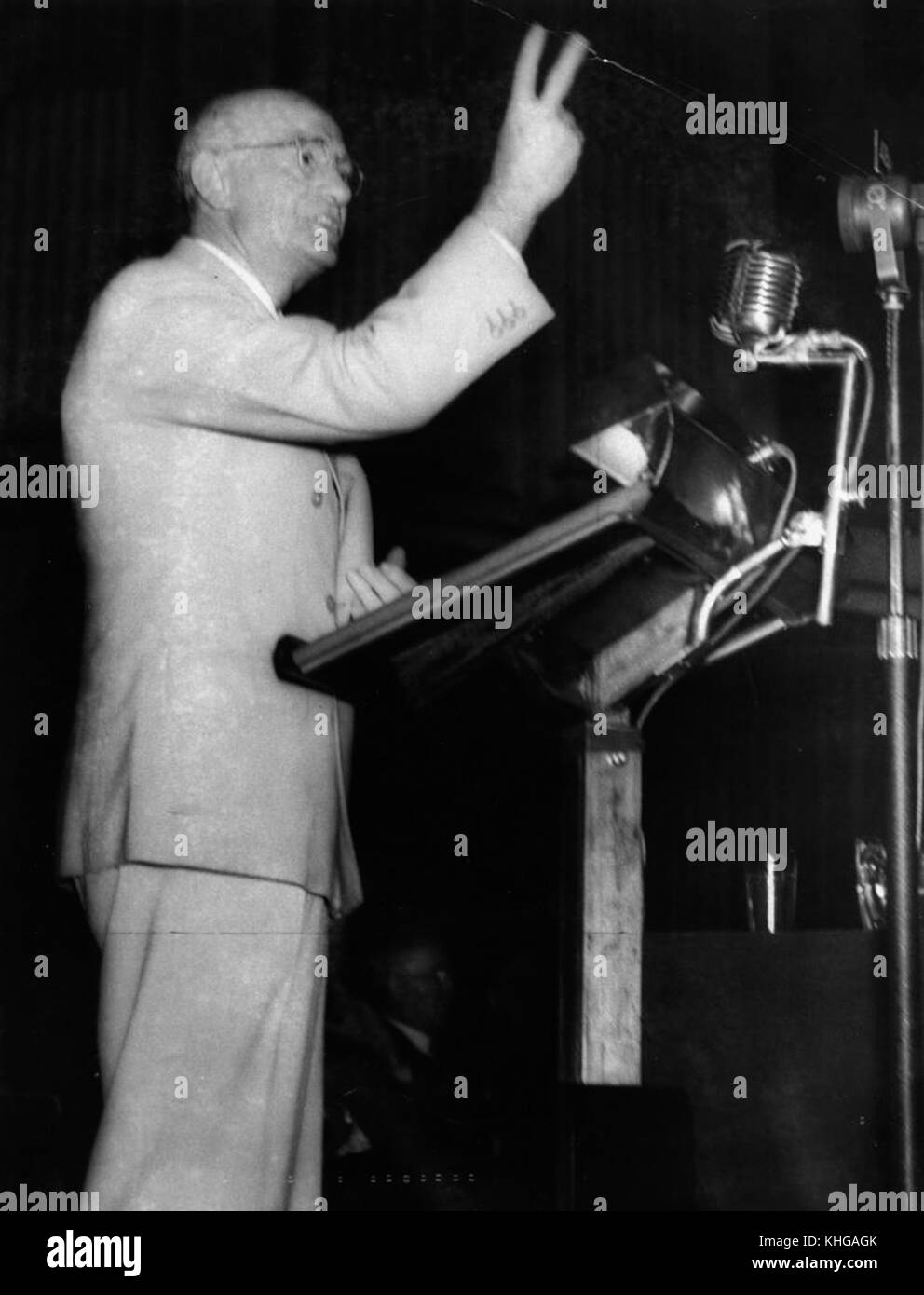 1 212176 Sir John Beals Chandler making a policy speech, 1946 Stock ...