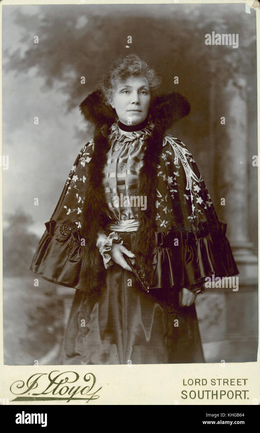 Woman at the opera hi-res stock photography and images - Alamy