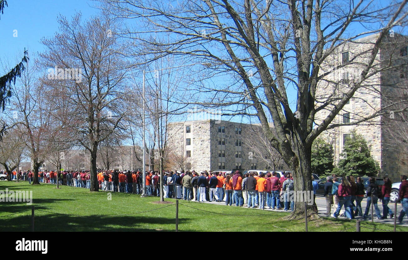 2007 Virginia Tech massacre students outside Lee Stock Photo - Alamy