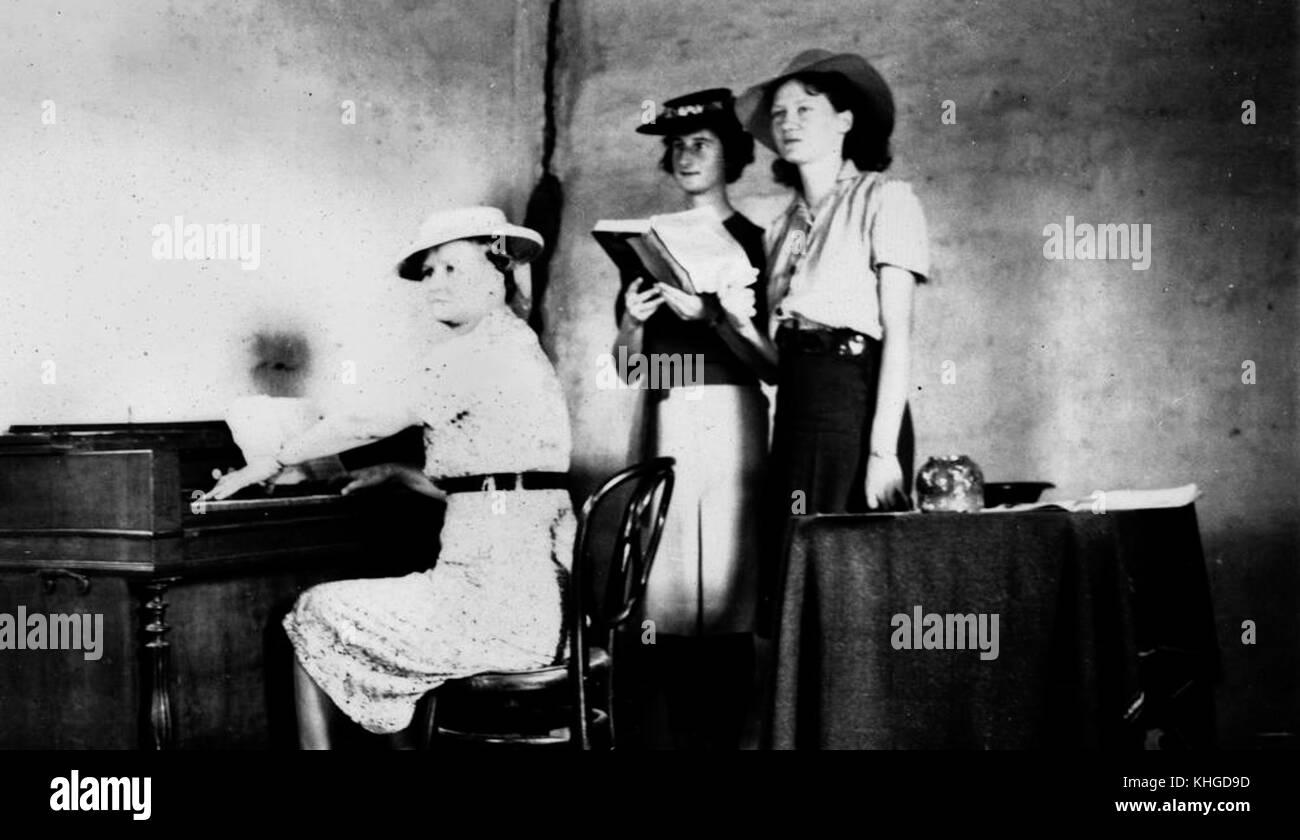 2 199867 Pianist and two singers ready to perform, 1940-1950 Stock ...