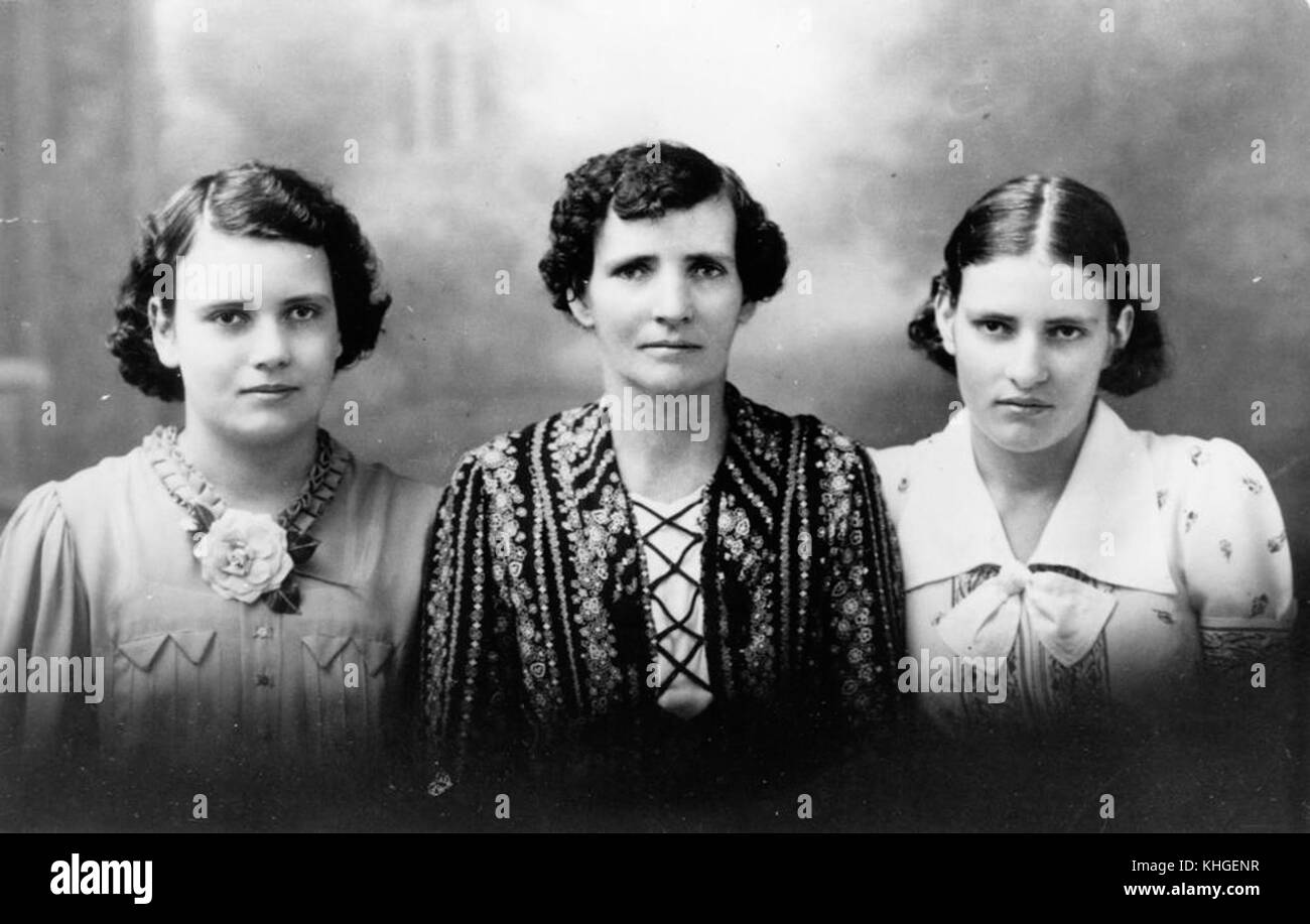 2 145119 Marge Beecham with daughters Evelyn and Gladys, 1938 Stock ...