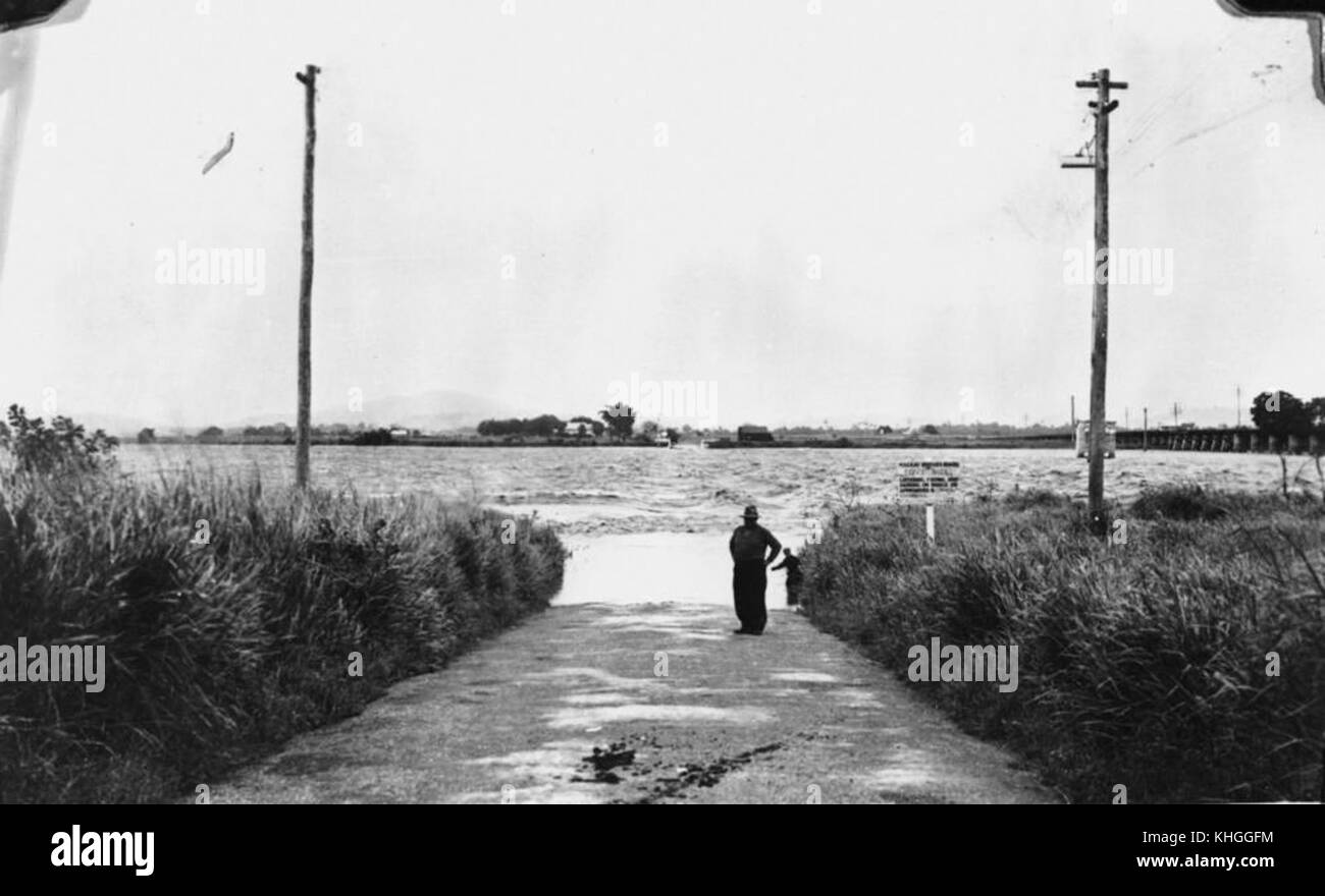 1 70135 Flooding of the Pioneer River at Mackay Stock Photo - Alamy