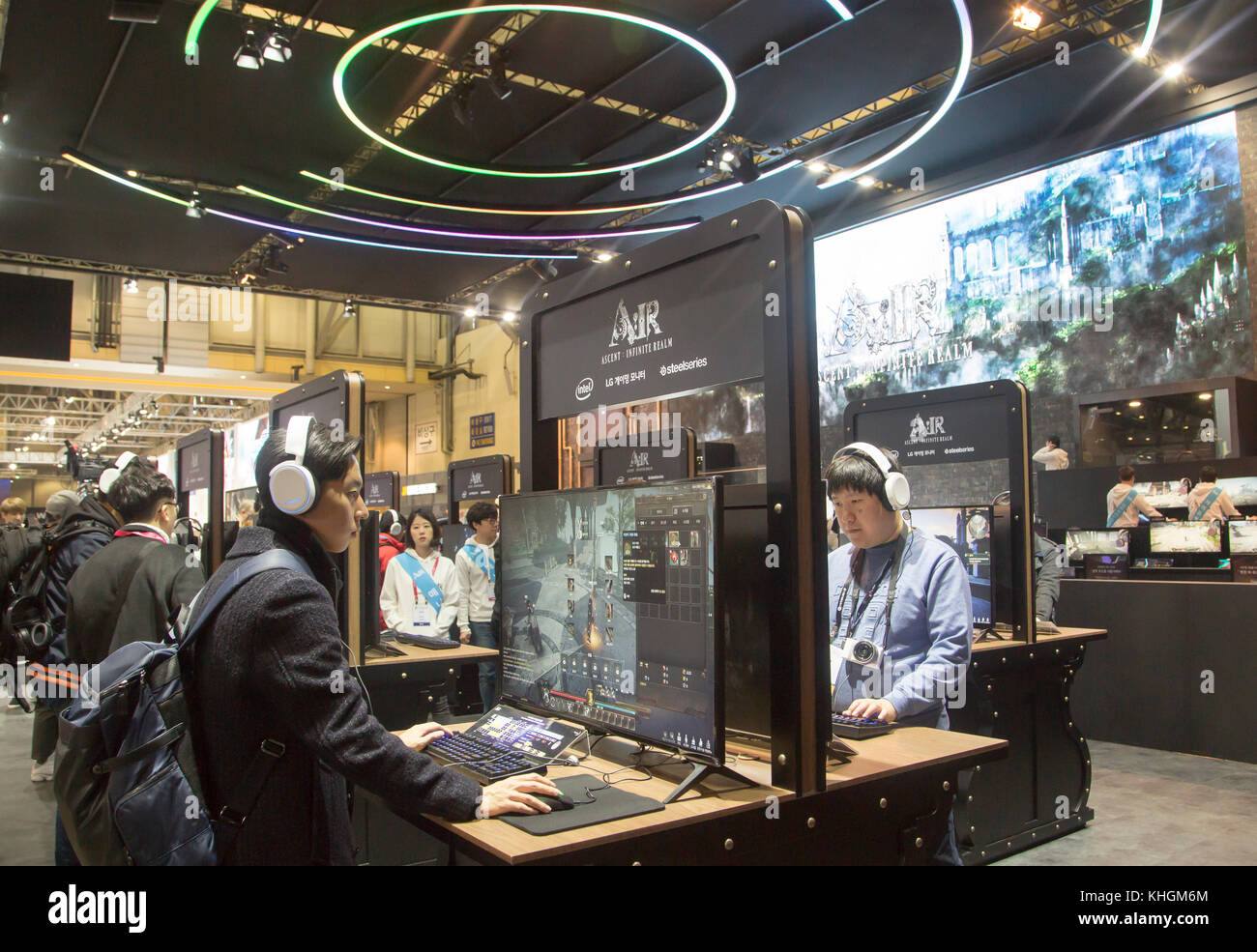 G-Star Global Game Exhibition, Nov 16, 2017 : People try online games ...