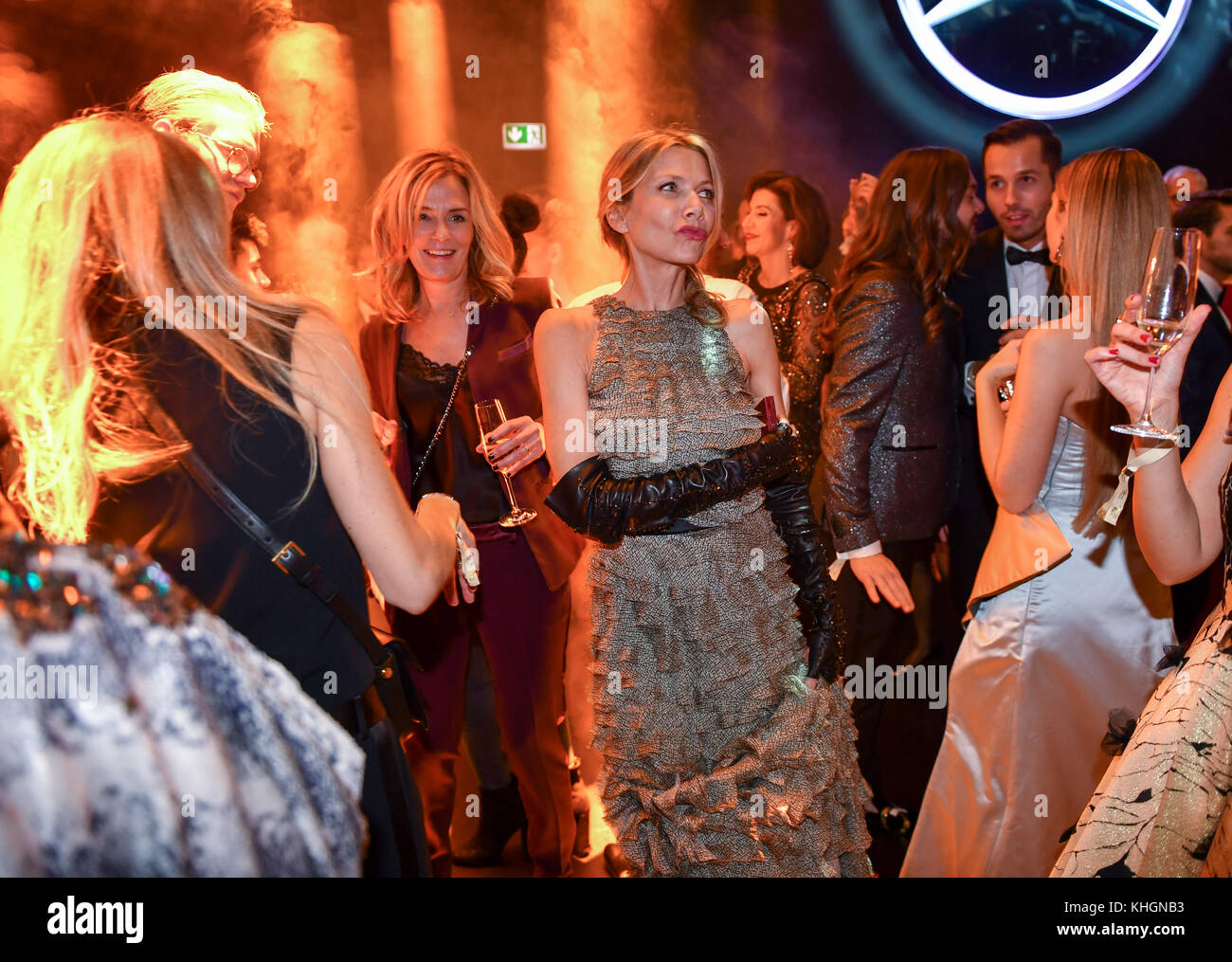 Berlin, Germany. 16th Nov, 2017. Actress Ursula Karven dancing during ...
