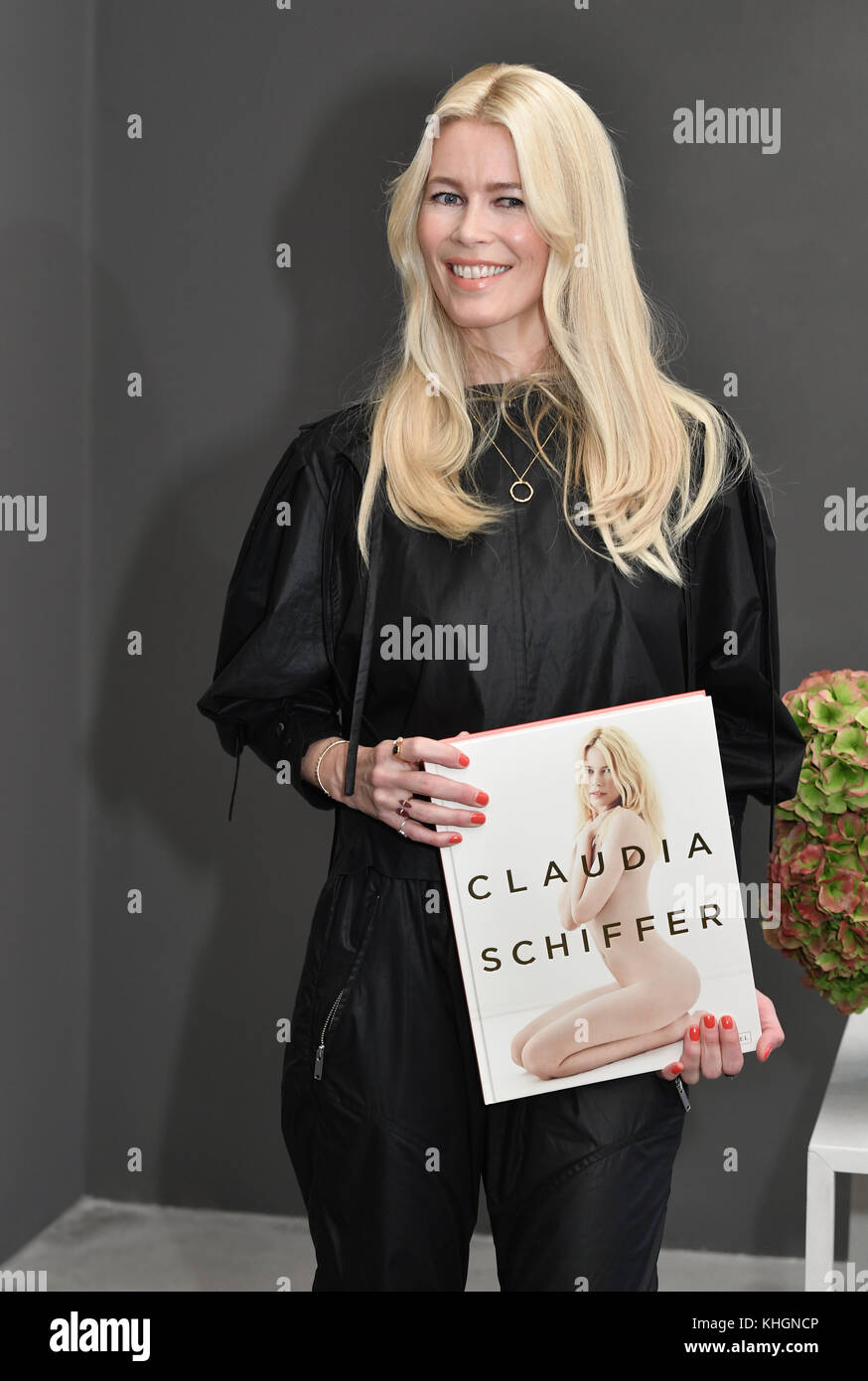 Berlin, Germany. 16th Nov, 2017. Supermodel Claudia Schiffer arriving ...