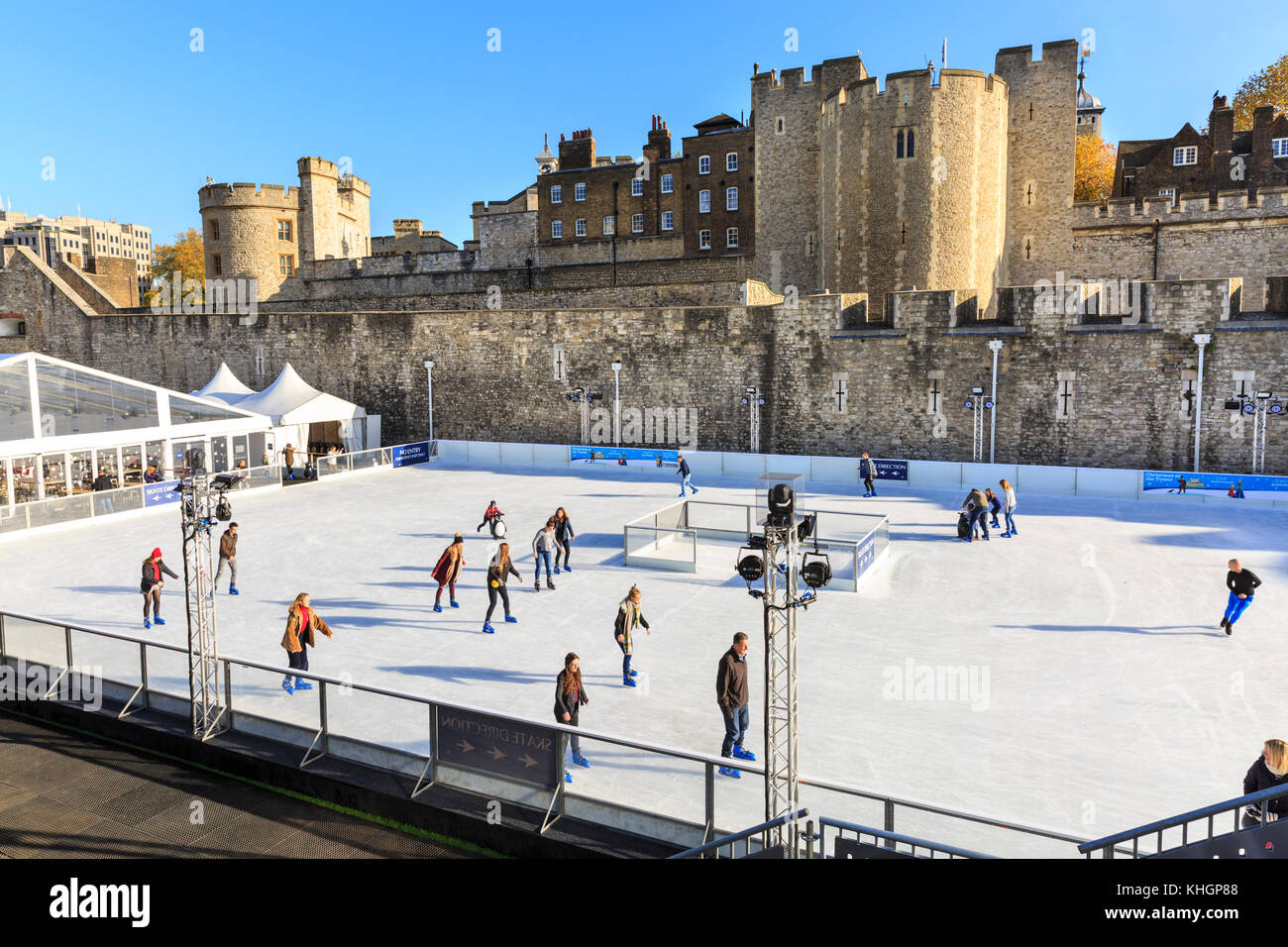 Tower of London, UK. 17th Nov, 2017. People enjoy the first ice skating ...