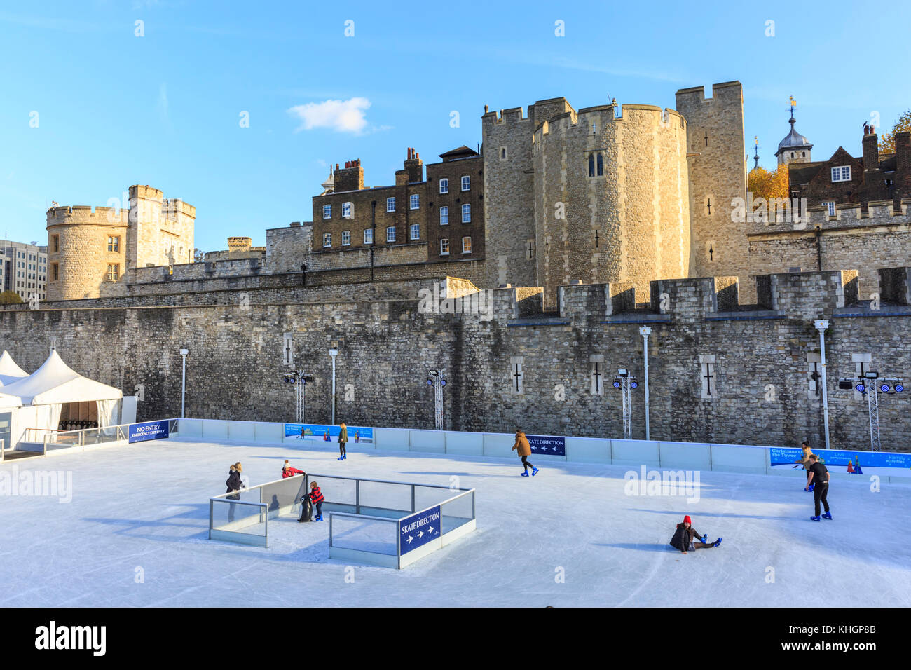 Tower of London, UK. 17th Nov, 2017. People enjoy the first ice skating ...
