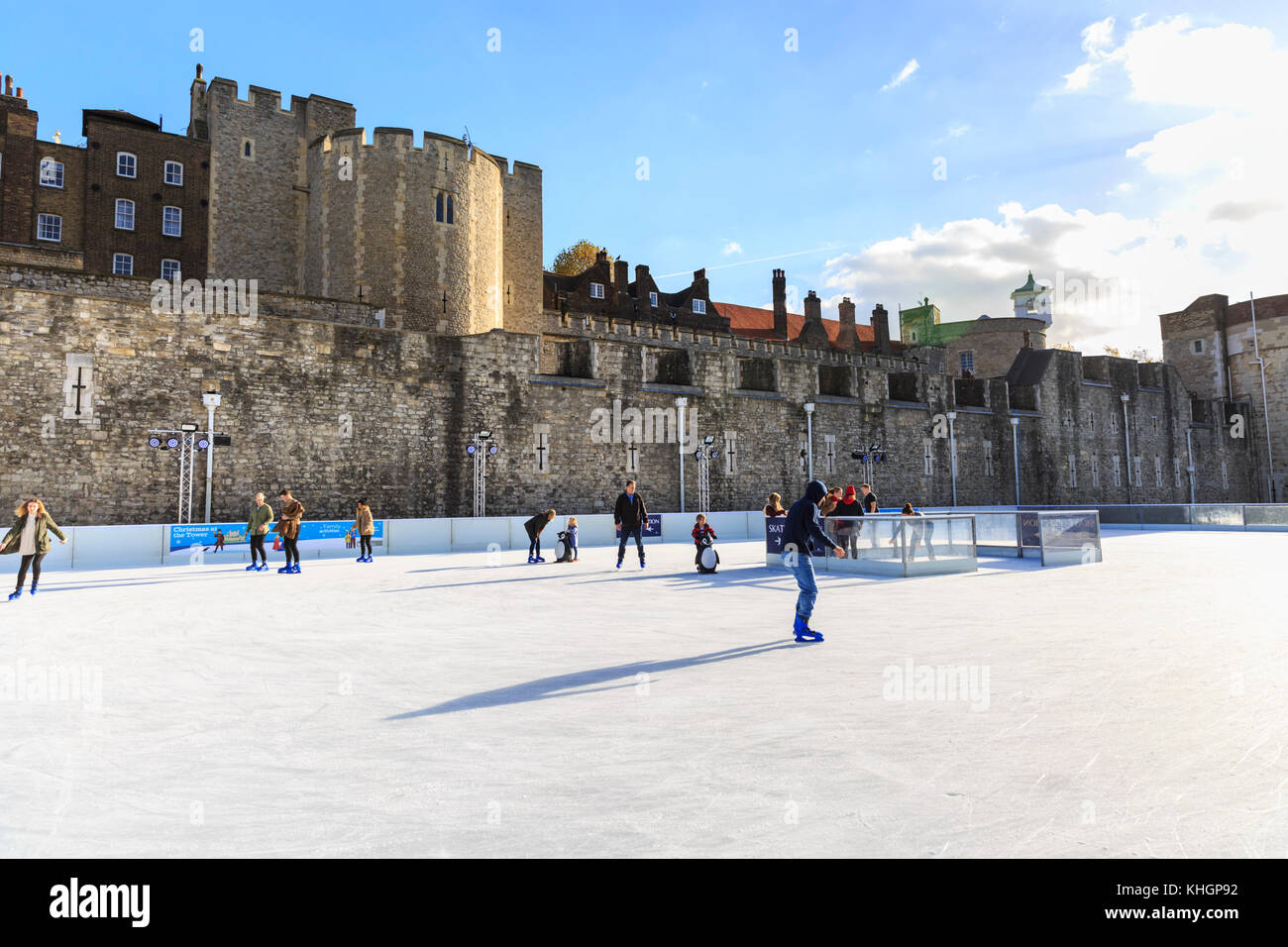Tower of London, UK. 17th Nov, 2017. People enjoy the first ice skating ...