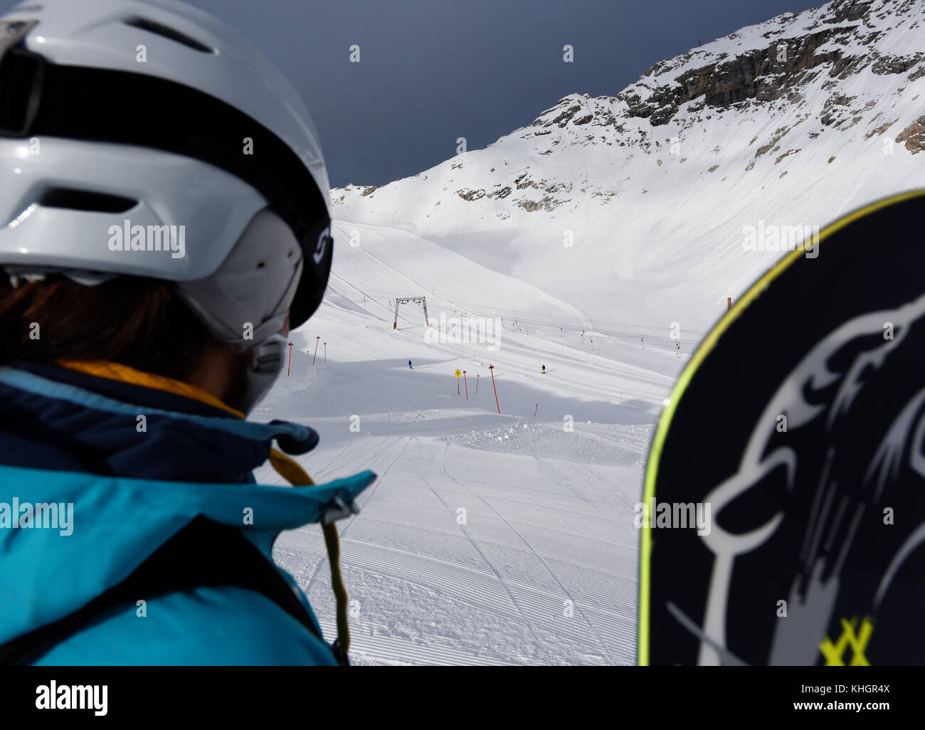 Garmisch-Partenkirchen, Germany. 17th Nov, 2017. A snow boarder on the ...