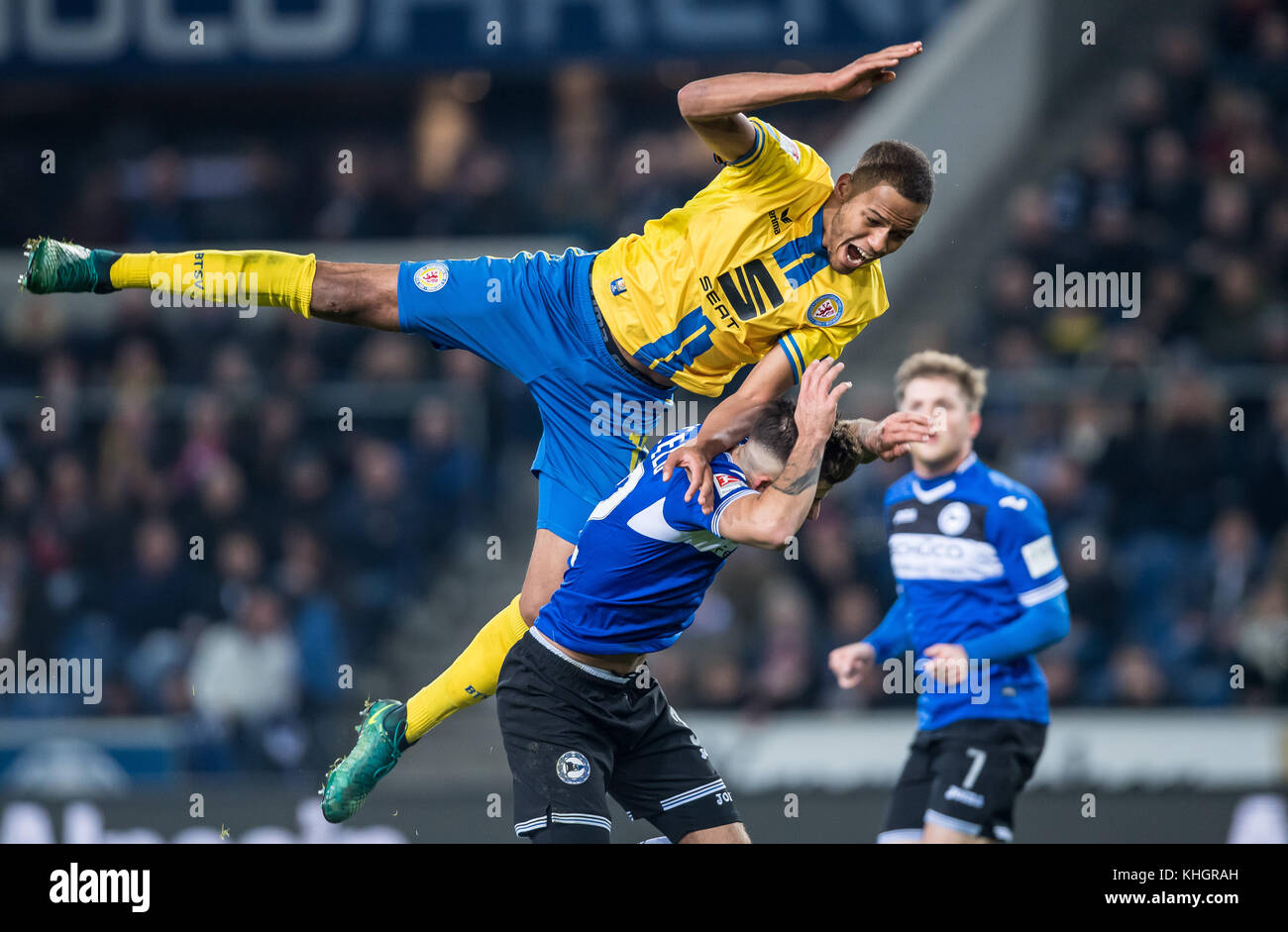 Bielefeld, Germany. 17th Nov, 2017. Braunschweig's Louis Samson (L) in ...