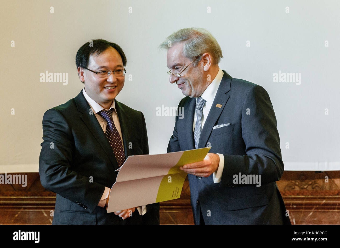 Certificate for 100 shares hi-res stock photography and images - Alamy