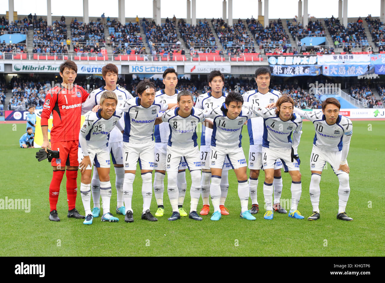 Kanagawa, Japan. 18th Nov, 2017. Gamba Osaka team group line-up ...