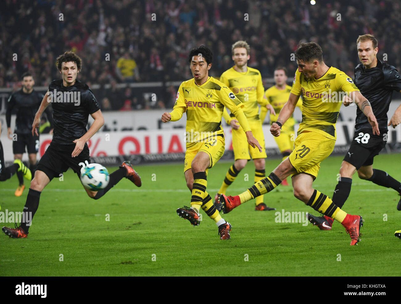 Stuttgart, Germany. 17th Nov, 2017. Dortmund's Maximilian Philipp (2-R ...