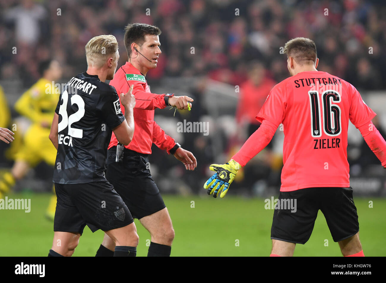Stuttgart, Deutschland. 17th Nov, 2017. referee Frank WILLENBORG zeigt ...