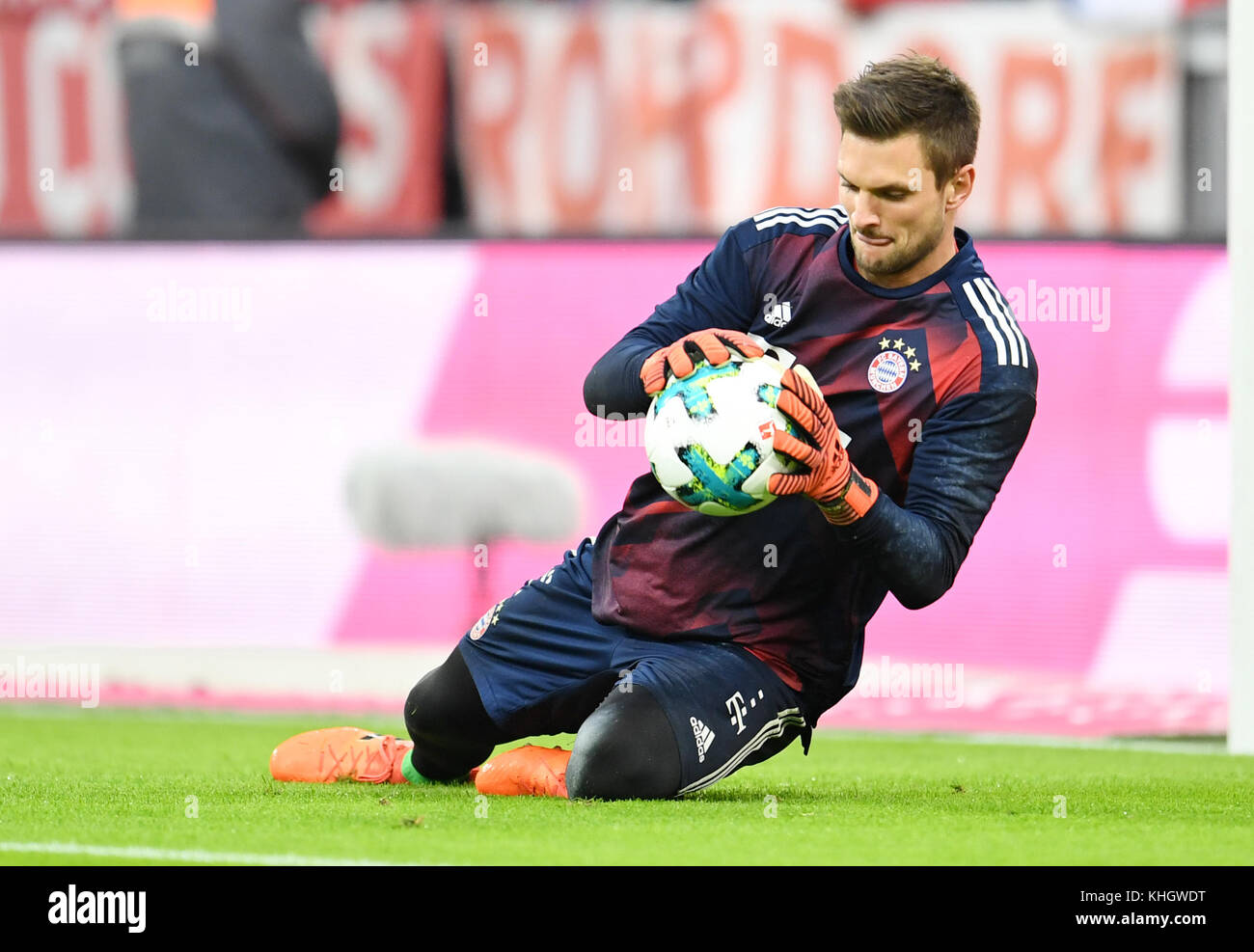 Munich, Germany. 18th Nov, 2017. Munich's goalkeeper Sven Ulreich warms ...