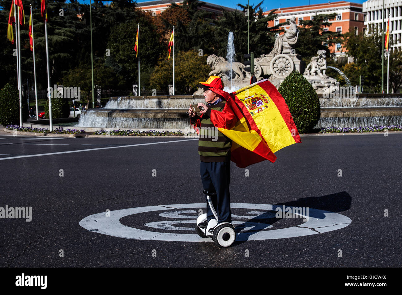 Madrid, Spain. 18th Nov, 2017. A man with Spanish flags takes photos in ...