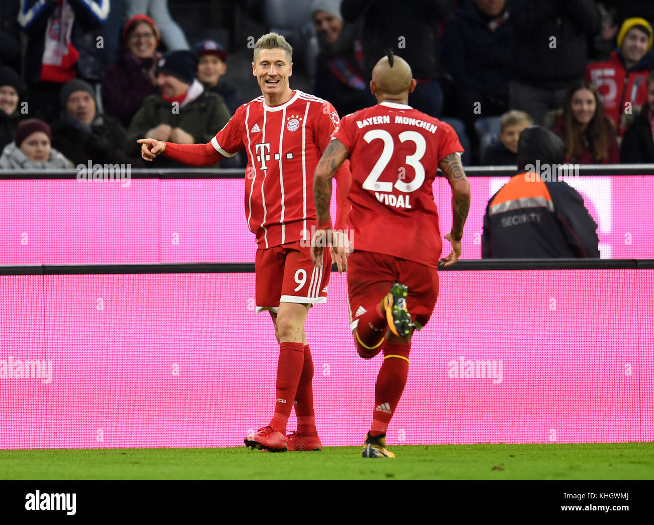 Munich, Germany. 18th Nov, 2017. Munich's Arturo Vidal and Robert ...