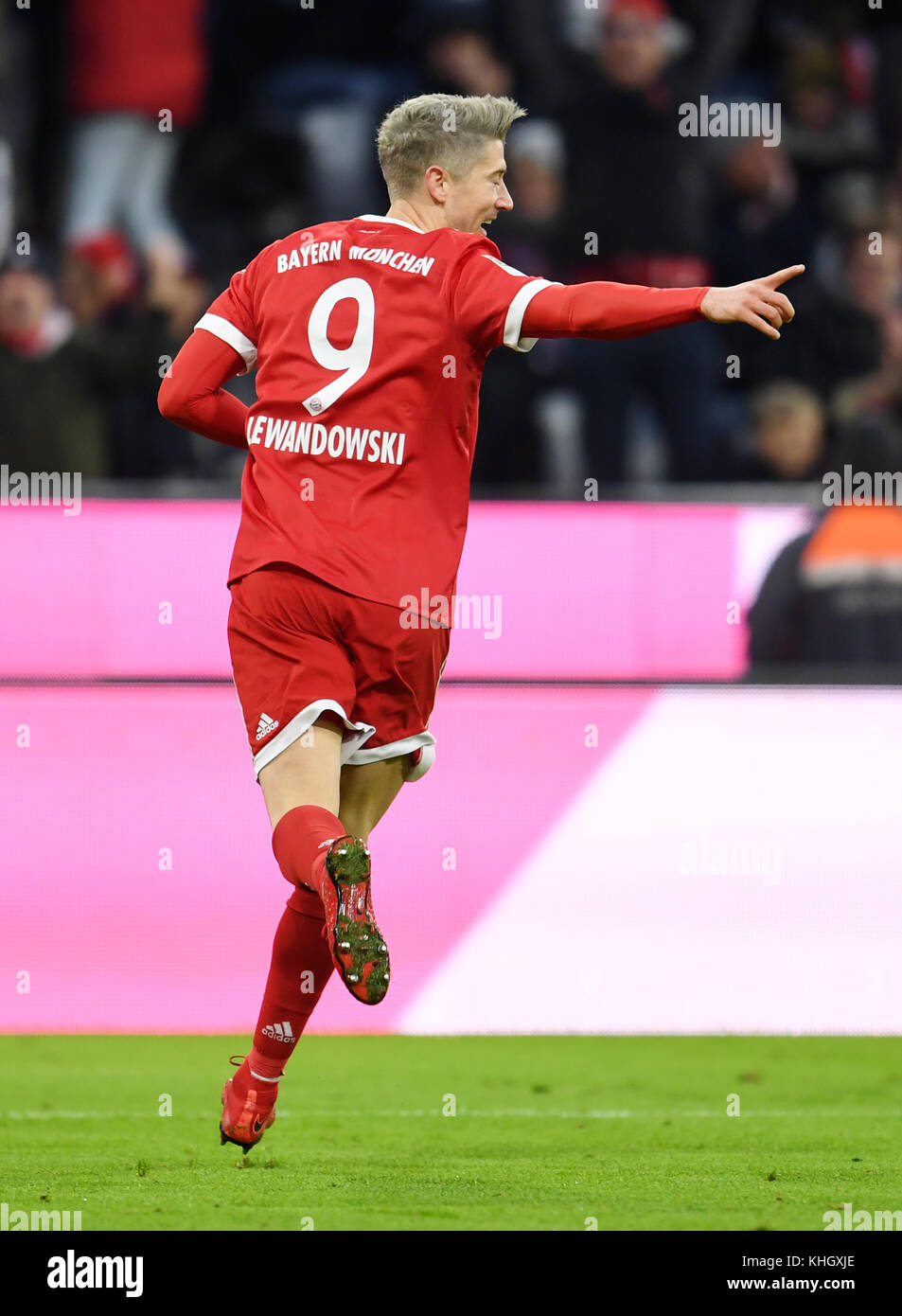 Munich, Germany. 18th Nov, 2017. Munich's Robert Lewandowski celebrates ...