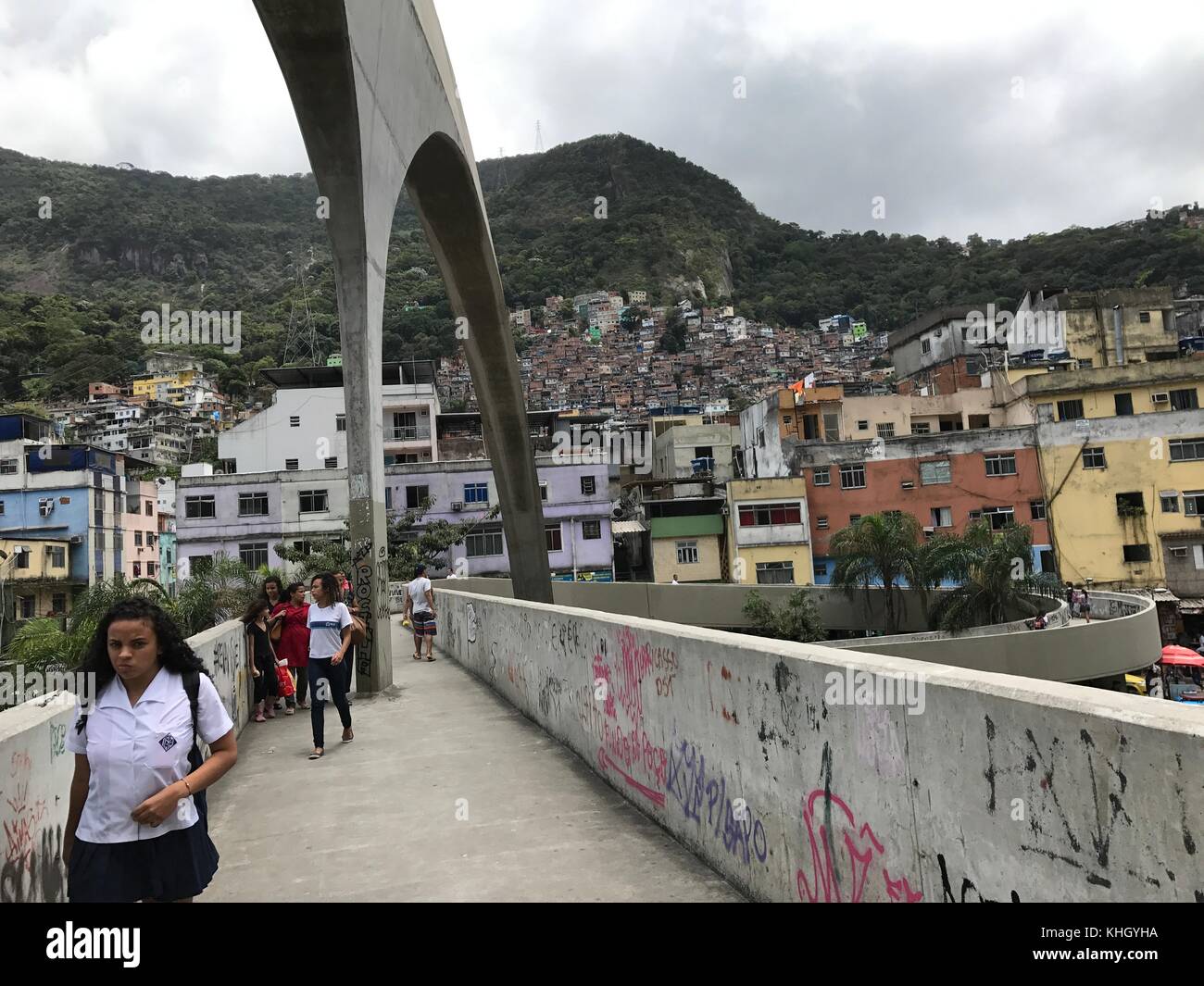 Rio de Janeiro, Brazil. 07th Nov, 2017. Inhabitants from one of the ...