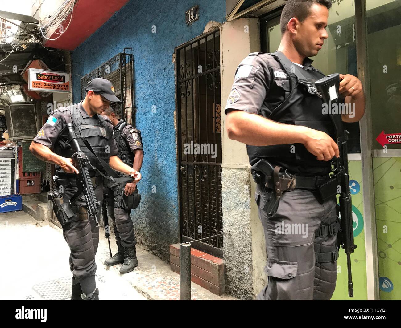 Rio de Janeiro, Brazil. 07th Nov, 2017. Heavily armed police officers ...