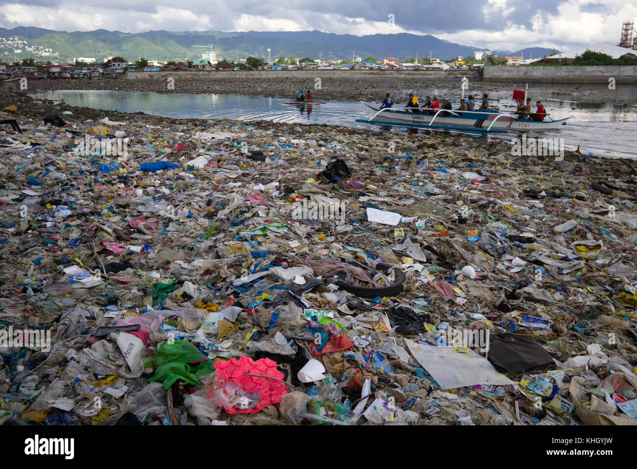 Cebu City, Philippines. 19th Nov, 2017. A huge pile of garbage at the ...