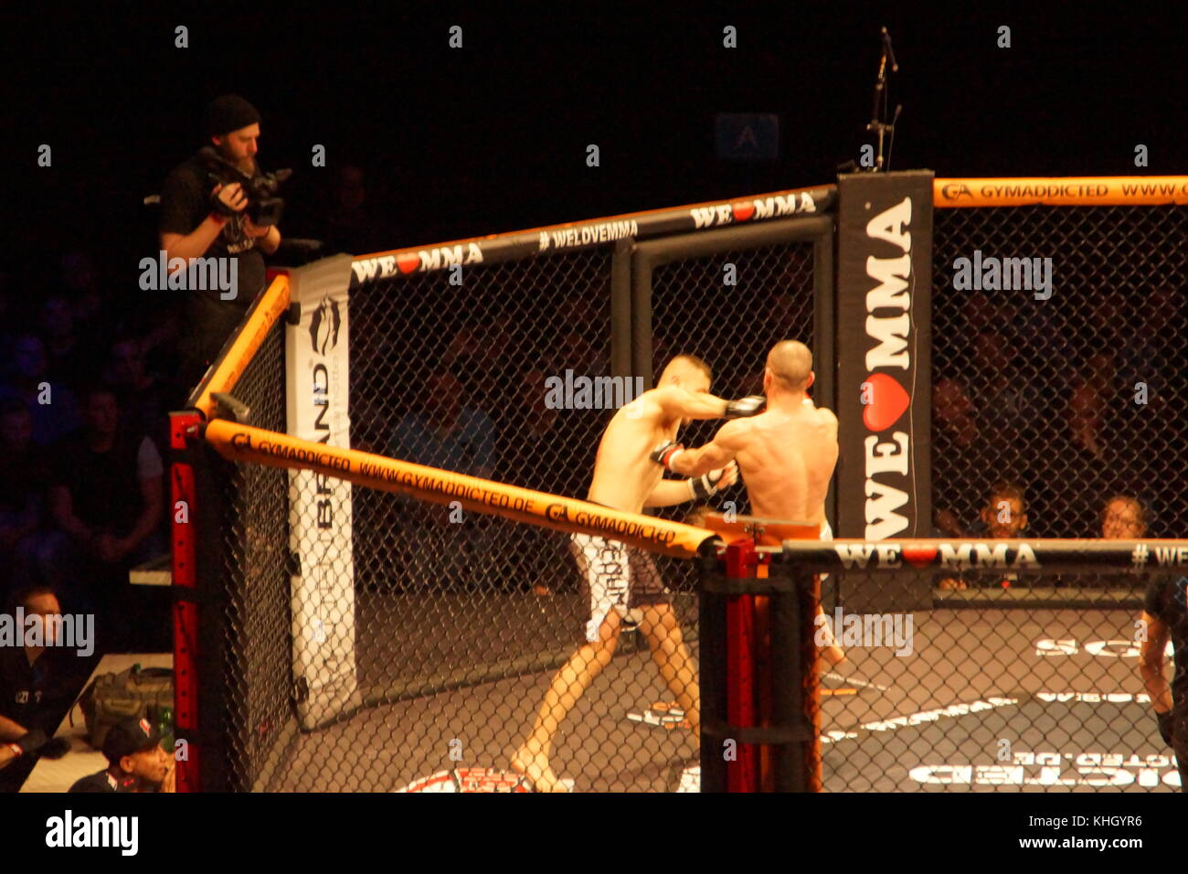 Hamburg, Germany. 18th Nov, 2017.The the fight between Daniel Makin and ...