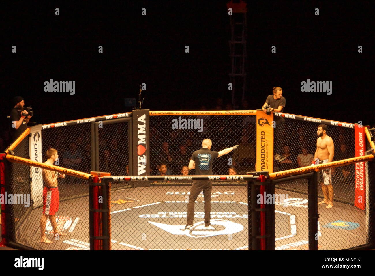 Hamburg, Germany. 18th Nov, 2017.The the fight between Aaron Fröhlich ...