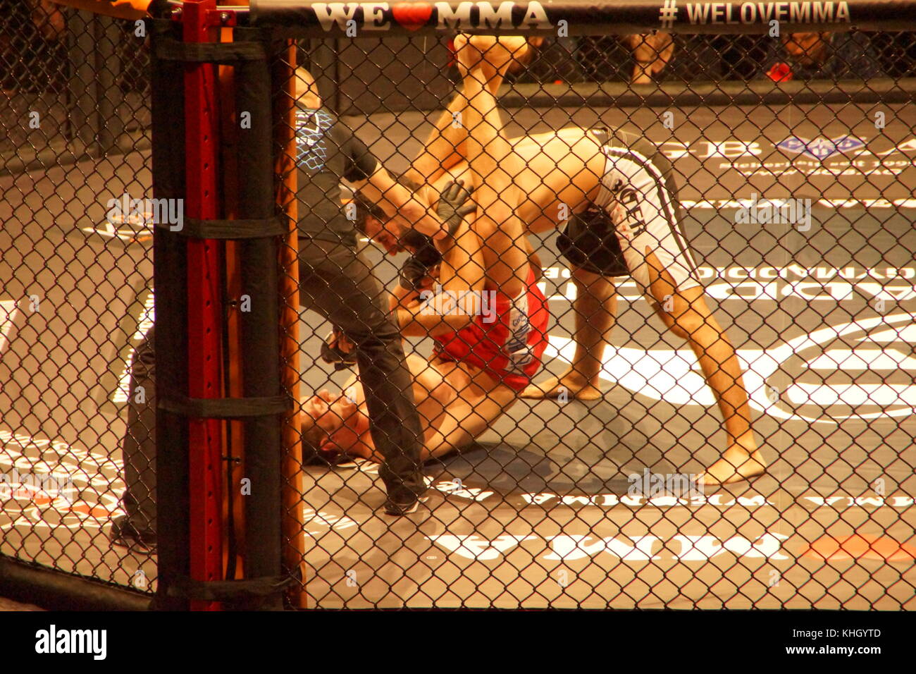 Hamburg, Germany. 18th Nov, 2017.The the fight between Aaron Fröhlich ...