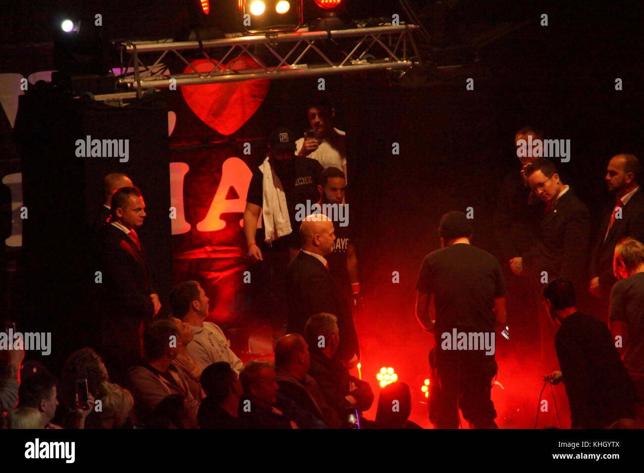 Hamburg, Germany. 18th Nov, 2017.The the fight between Idris Aloulou ...