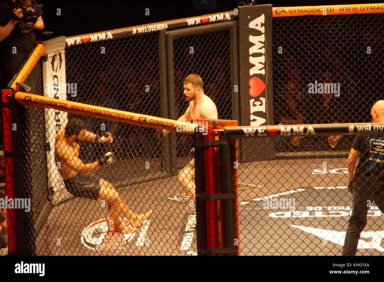 Hamburg, Germany. 18th Nov, 2017.The 7th fight of the evening during We ...