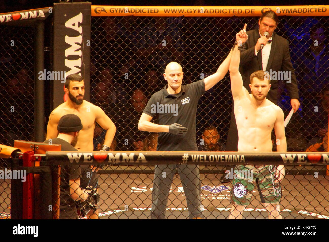 Hamburg, Germany. 18th Nov, 2017.The 7th fight of the evening during We ...