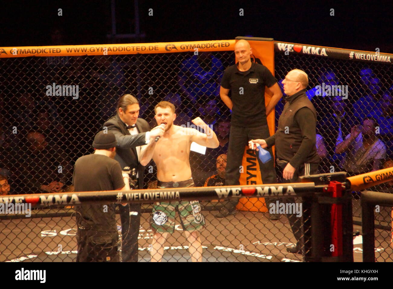 Hamburg, Germany. 18th Nov, 2017.The 7th fight of the evening during We ...