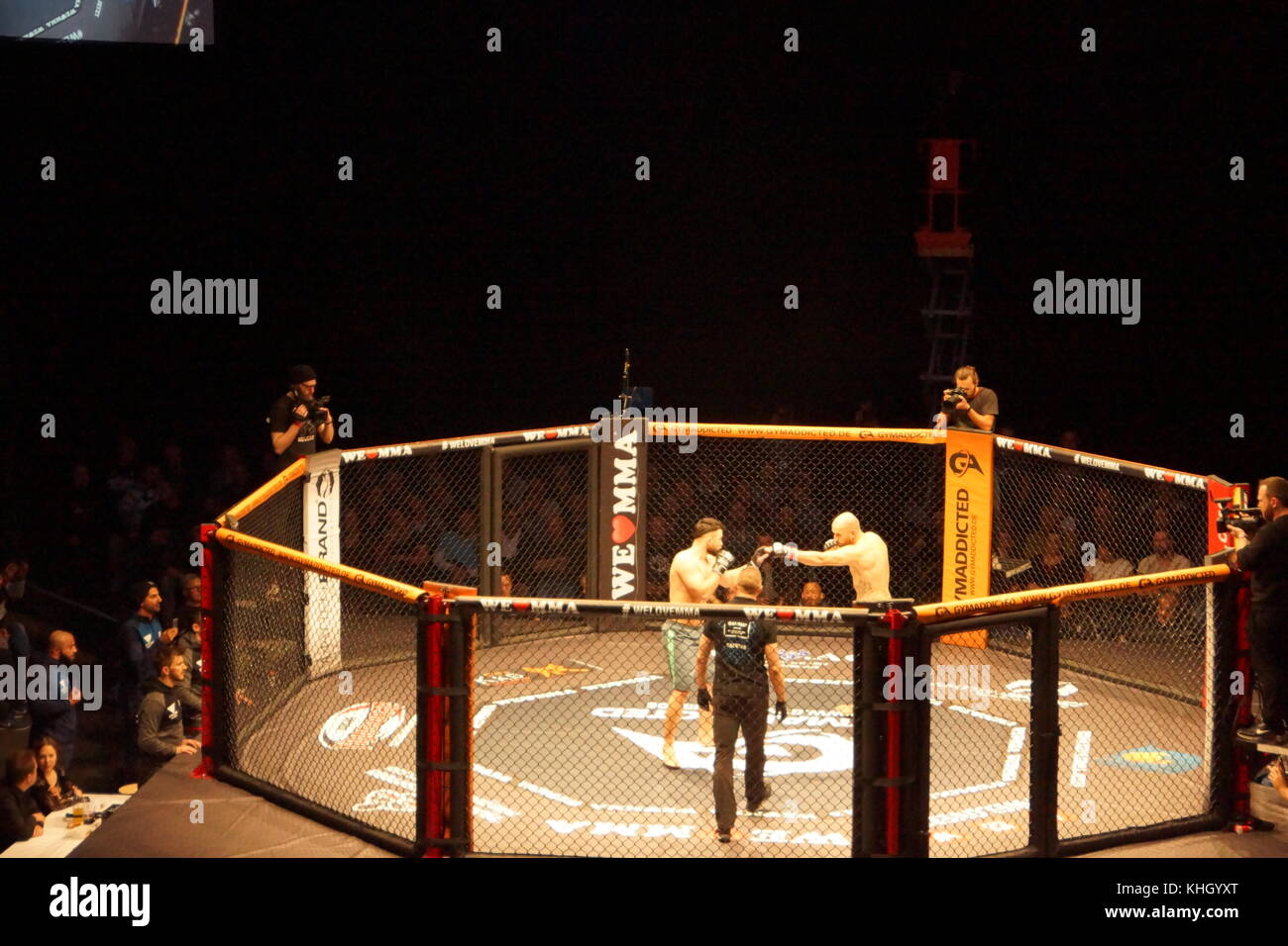 Hamburg, Germany. 18th Nov, 2017.The 8th fight of the evening during We ...