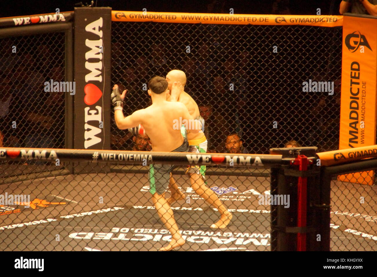 Hamburg, Germany. 18th Nov, 2017.The 8th fight of the evening during We ...
