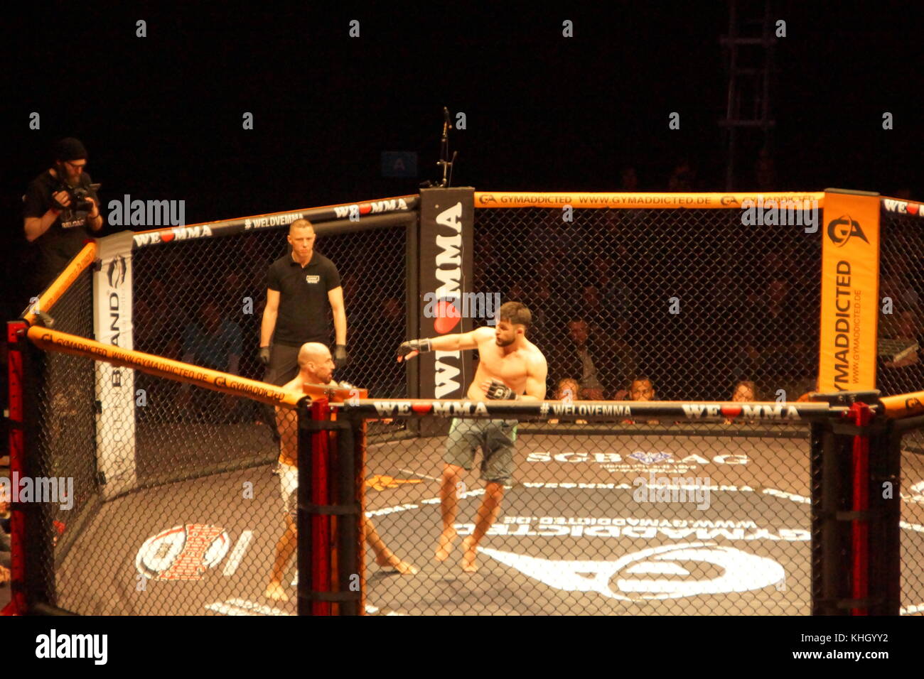 Hamburg, Germany. 18th Nov, 2017.The 8th fight of the evening during We ...