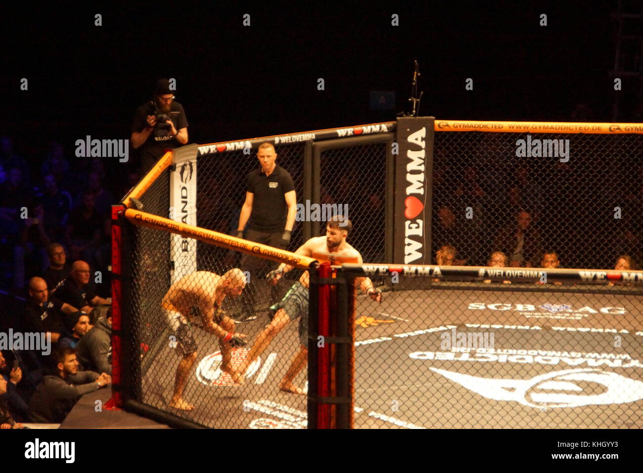 Hamburg, Germany. 18th Nov, 2017.The 8th fight of the evening during We ...