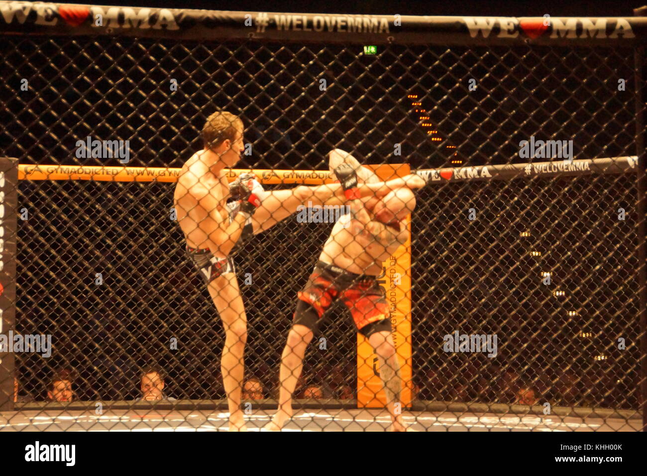 Hamburg, Germany. 18th Nov, 2017.The the fight between Tino Müller and ...