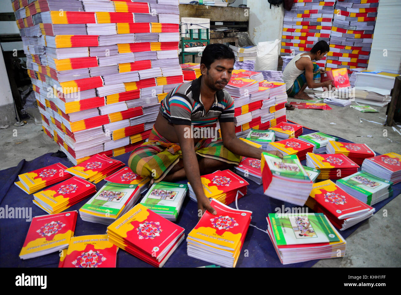 Dhaka, Bangladesh. 19th November, 2017. Bangladeshi worker works in a ...