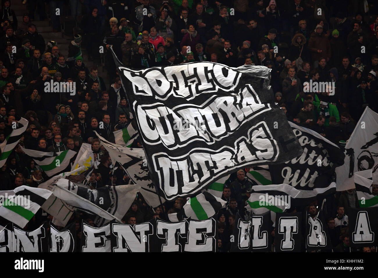 Berlin, Germany. 18th Nov, 2017. Moenchengladbach's fans wave a flag ...
