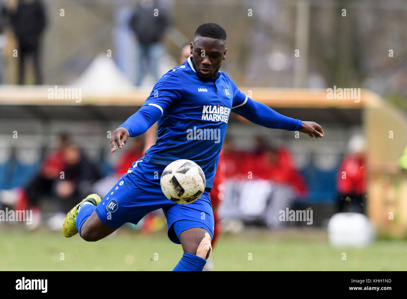 Karlsruhe, Deutschland. 19th Nov, 2017. goalschuss von Nathaniel Amamoo ...