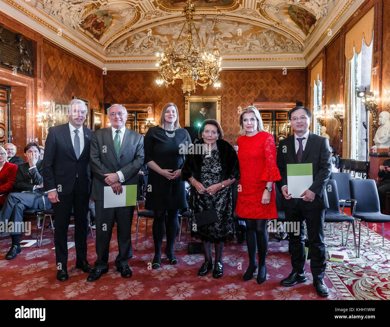 Hamburg, Germany. 17th Nov, 2017. Edwin Kreuzer (L-R), president of The ...