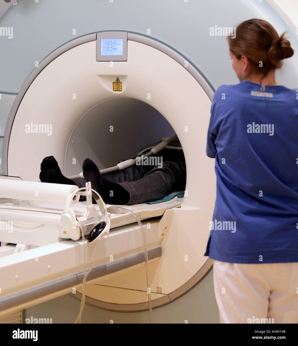 The examination of a patient in an MRT is being prepared in the ...