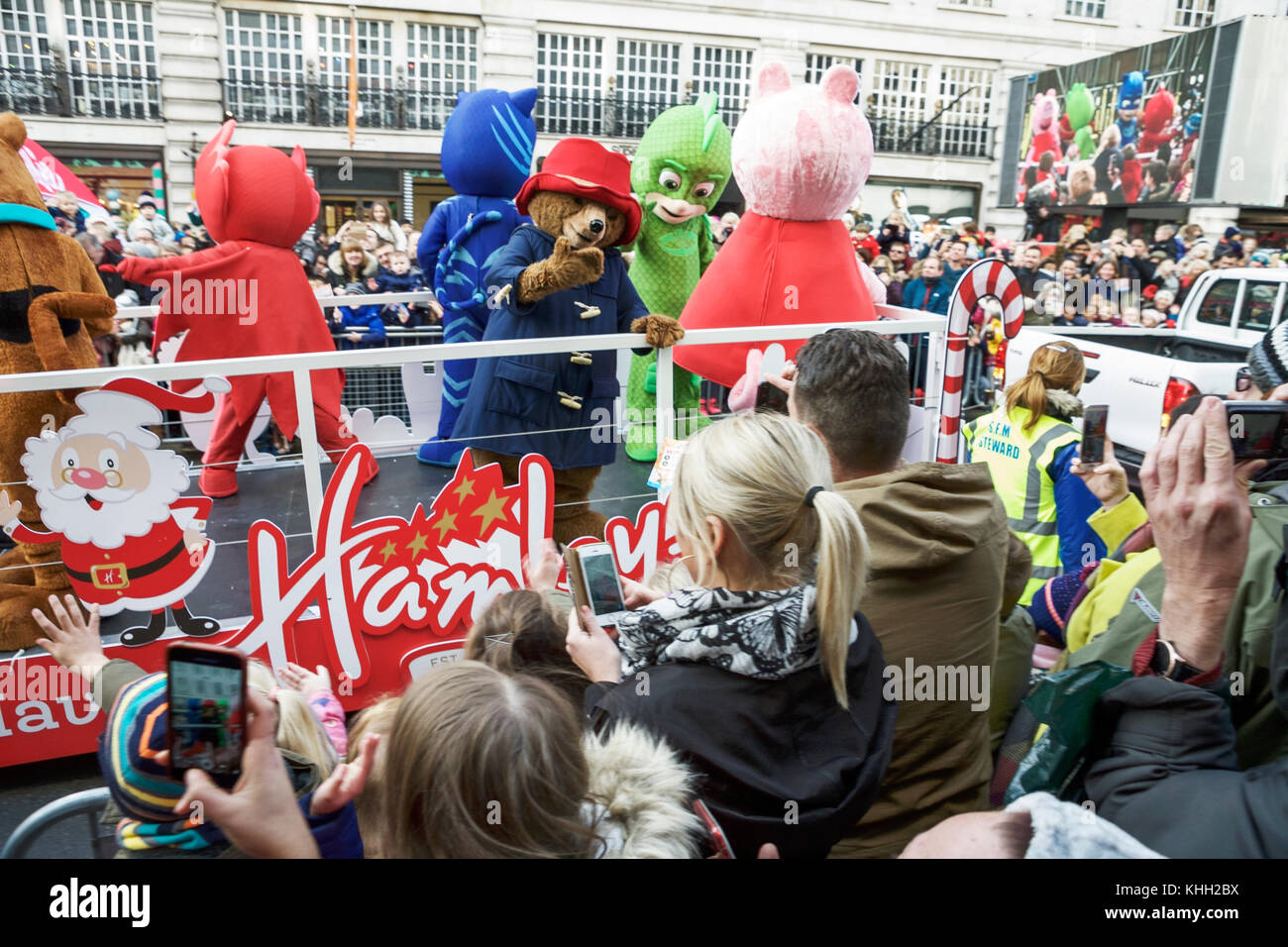 London UK, 19th November 2017. Hamleys Christmas Toy Parade, Regent ...