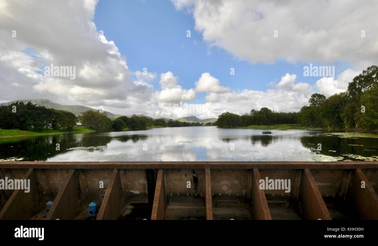 Australia rain forest footbridge hi-res stock photography and images ...