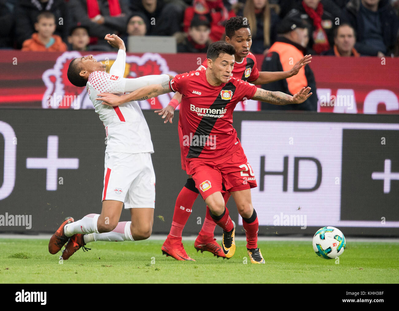 Leverkusen, Deutschland. 18th Nov, 2017. Kampf um den Ball left to ...