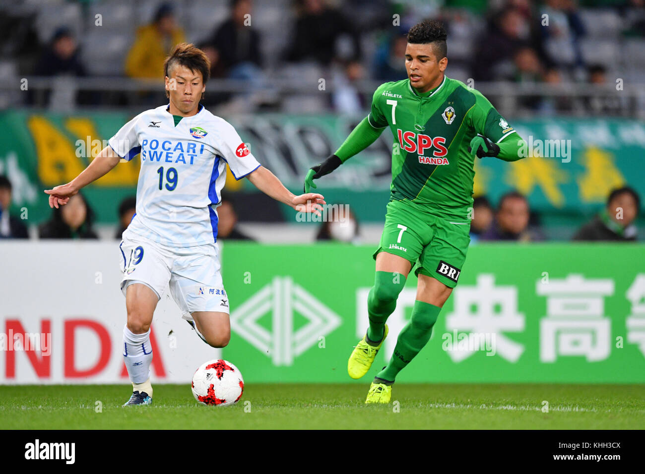 Tokyo, Japan. 19th Nov, 2017. (L-R) Yuto Uchida (Vortis), ¢ © ≥ªß§≠/Alan Pinheiro (Verdy ...