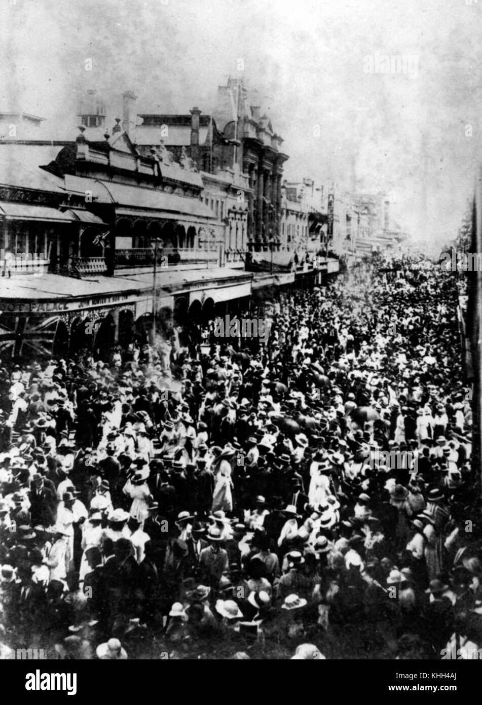 Large crowd celebrating end of war hi-res stock photography and images ...