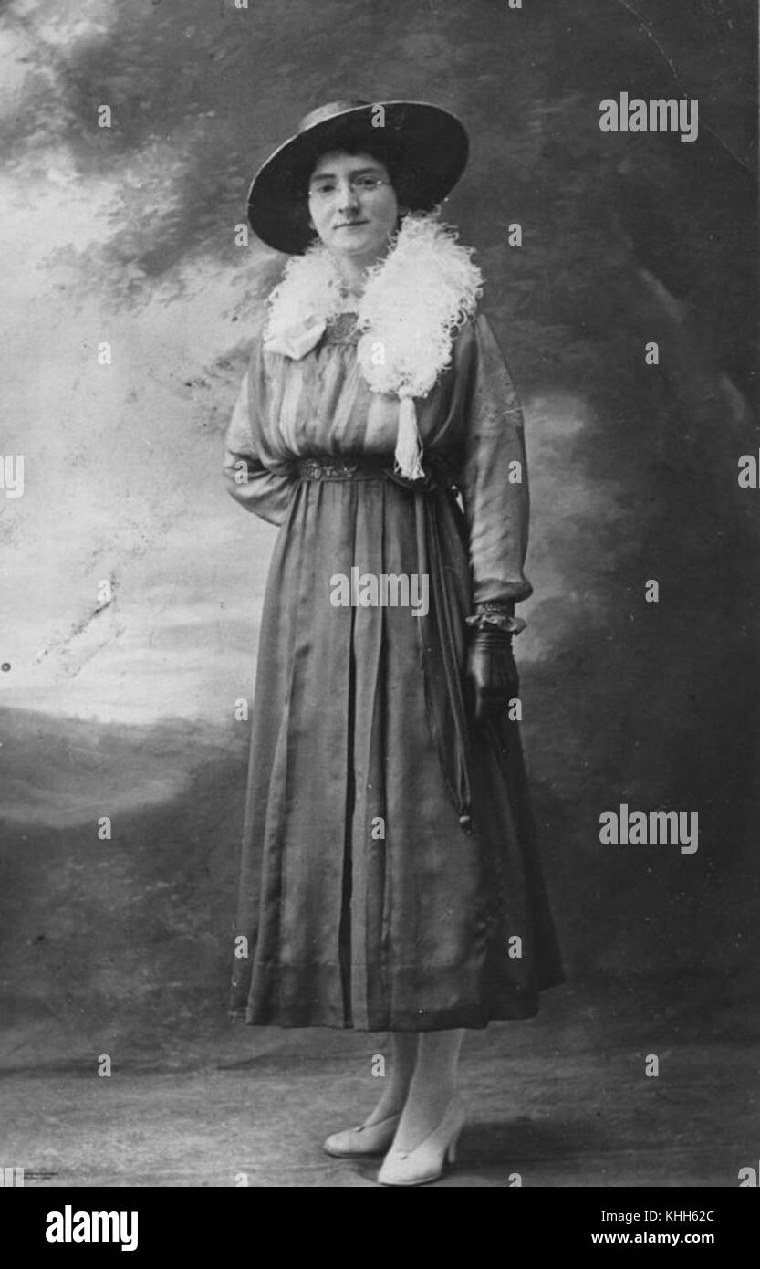 1 87600 Woman posing for a studio portrait, 1910-1920 Stock Photo - Alamy